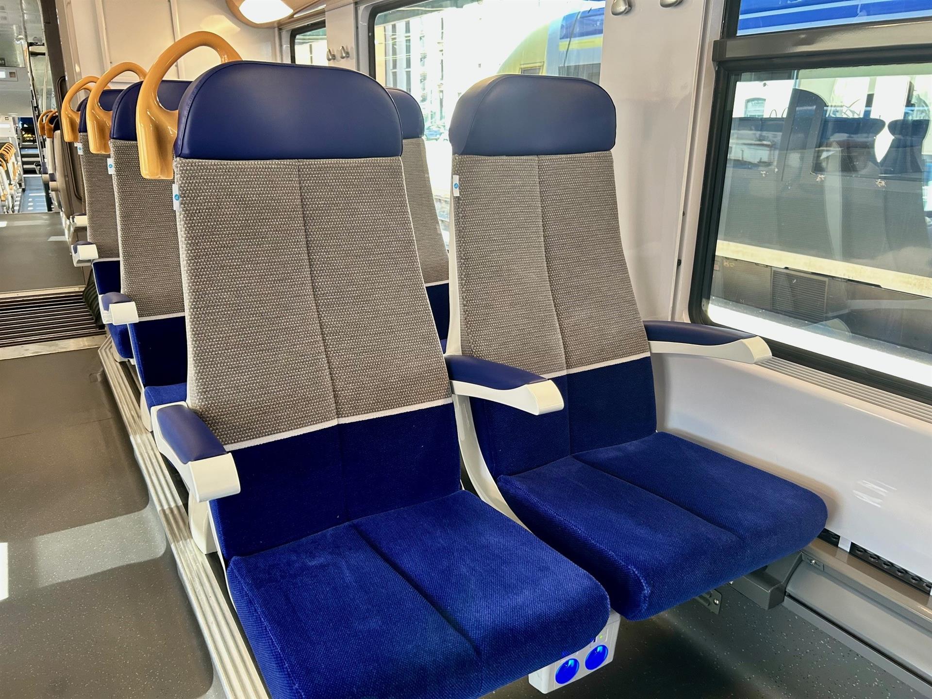 Auvergne-Rhône-Alpes : la Région dévoile la première rame TER rénovée ...